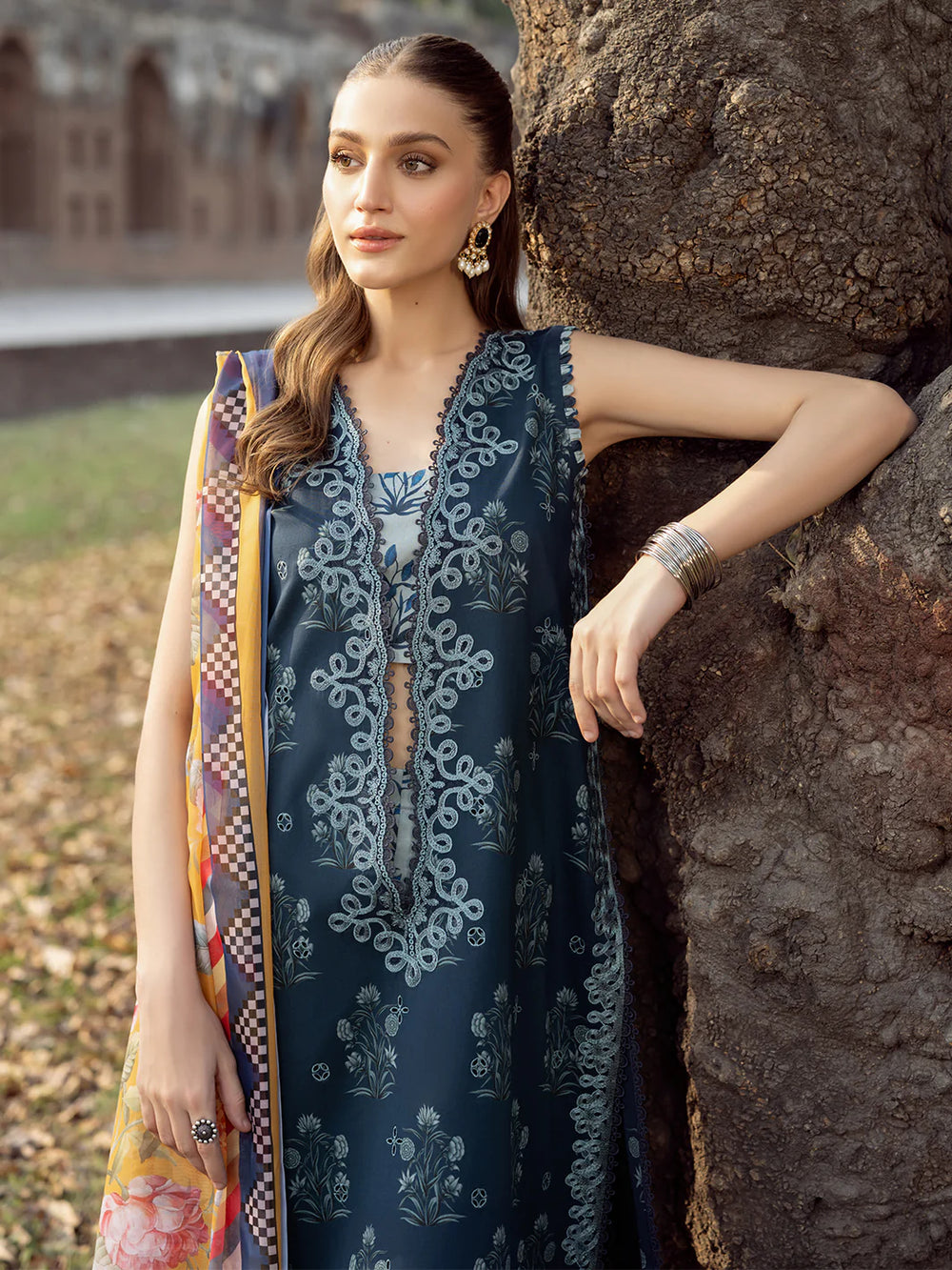 Binilyas Naqsh Naz Luxury Embroidered Lawn 3pc BINIL-NAQ-NAZ-2082-B ...