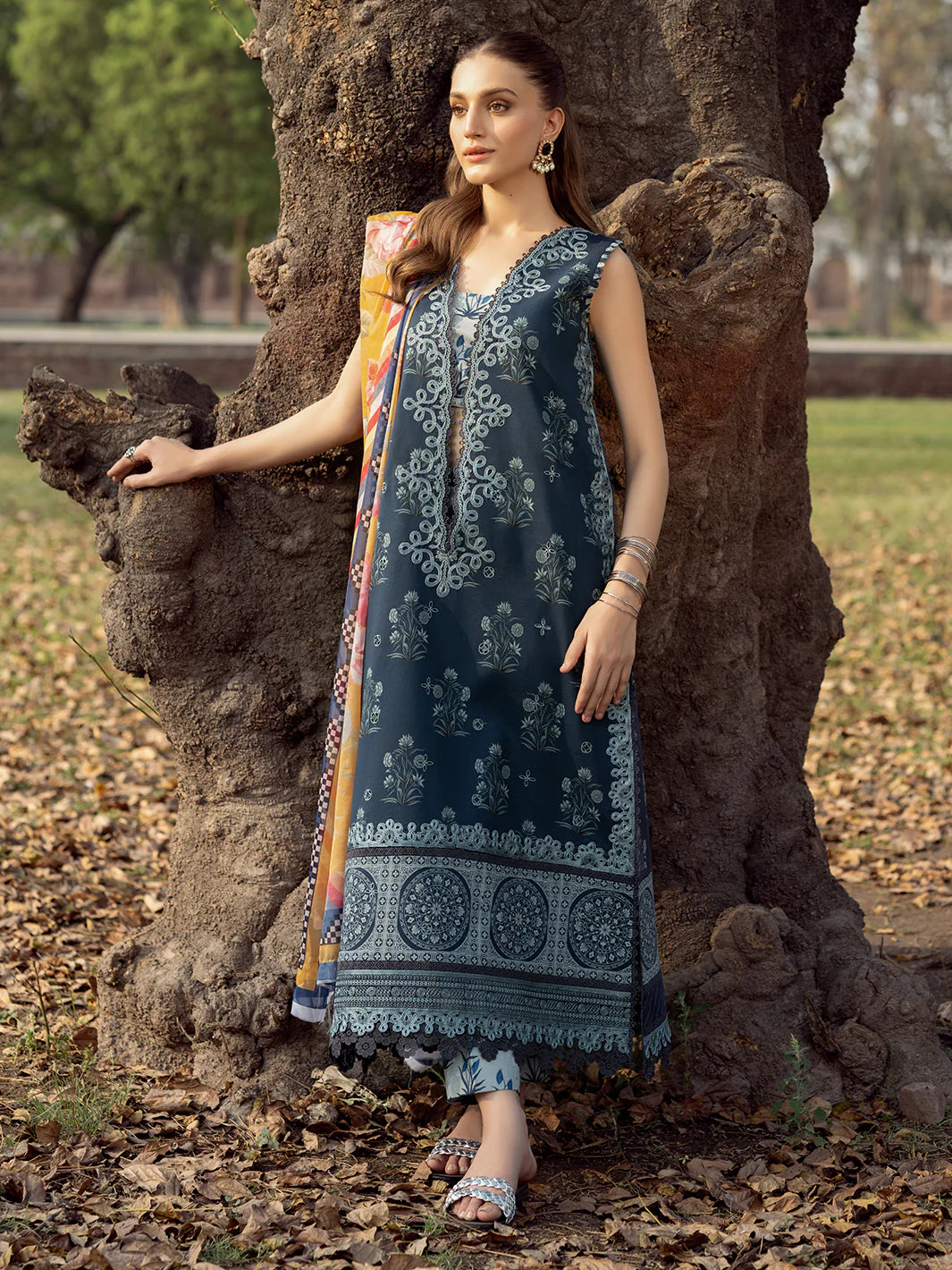 Binilyas Naqsh Naz Luxury Embroidered Lawn 3pc BINIL-NAQ-NAZ-2082-B ...